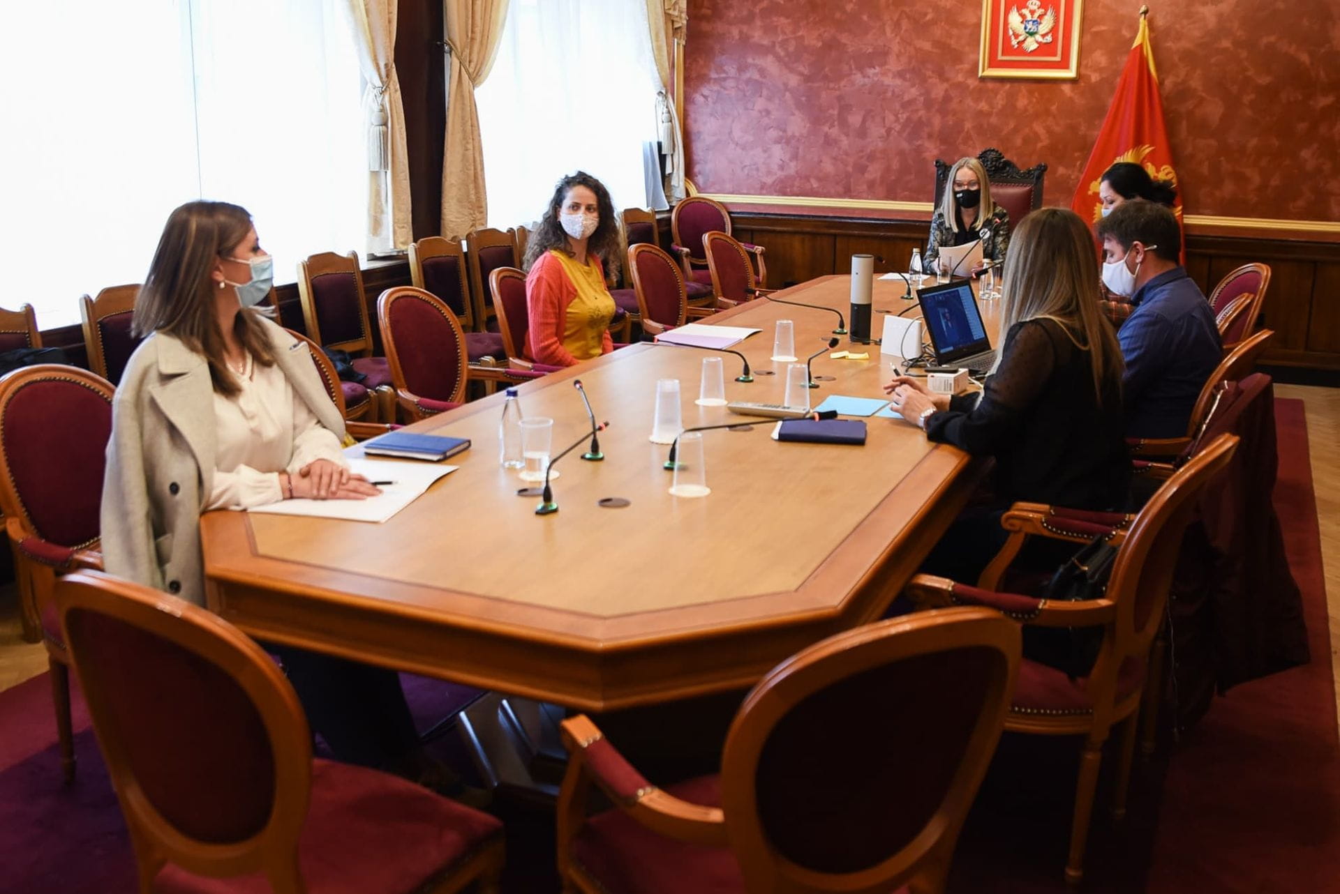 Gender Equality Committee Chairperson talks with attendees of English ...
